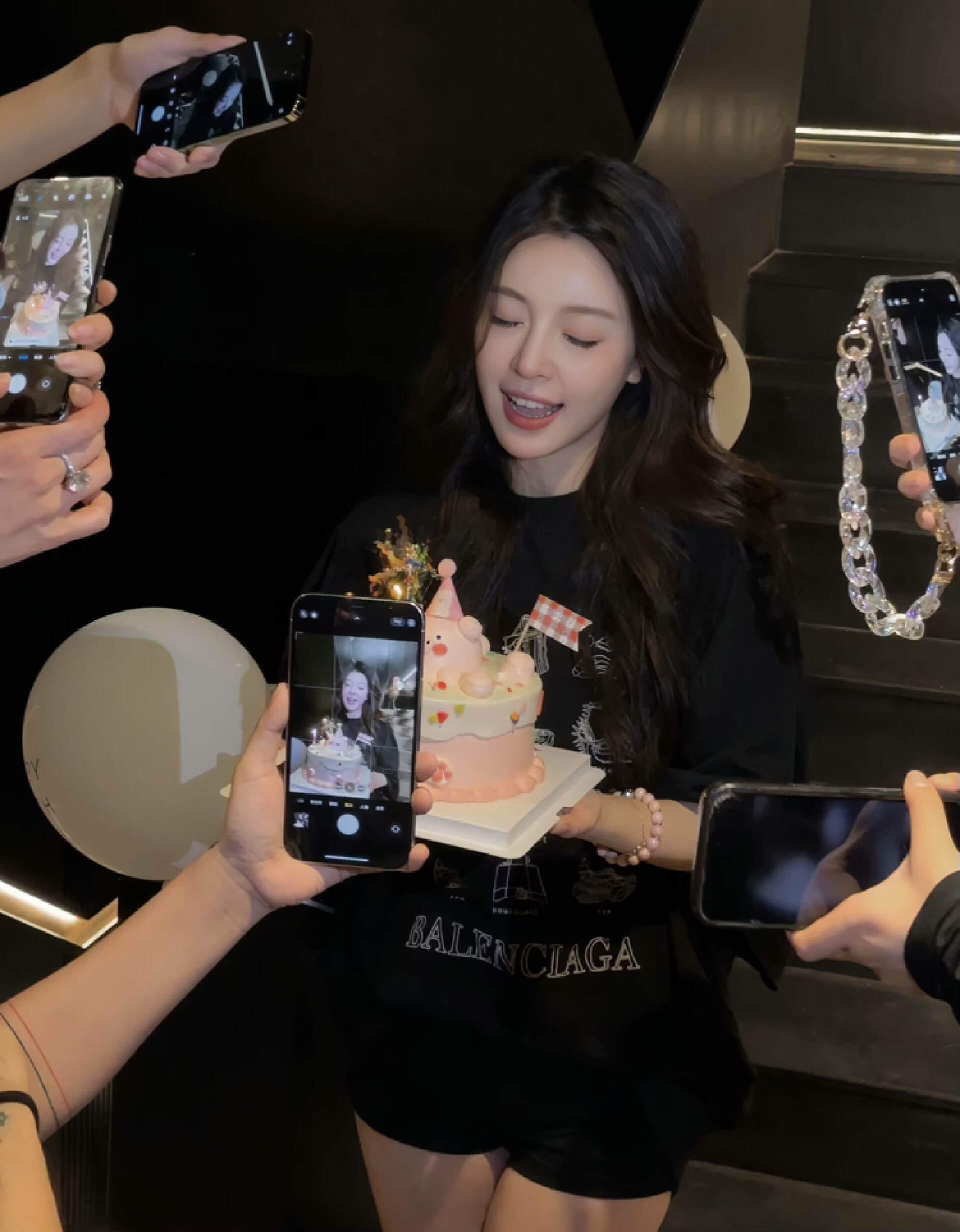 Wang Sicong celebrates internet celebrity's birthday! Surrounded by 5 ...