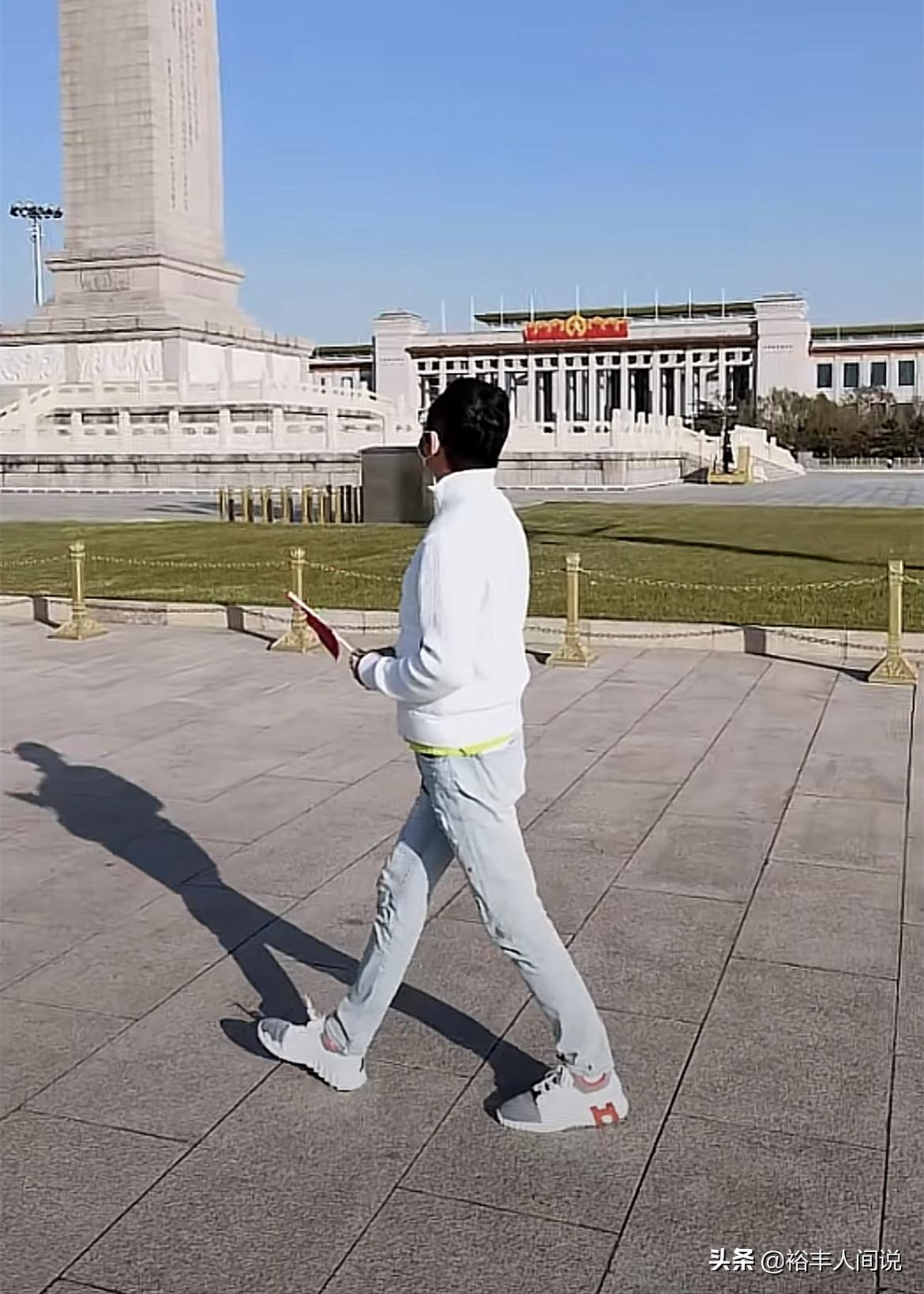 Wu Qihua took the bus to Tiananmen Square, holding a red flag and ...