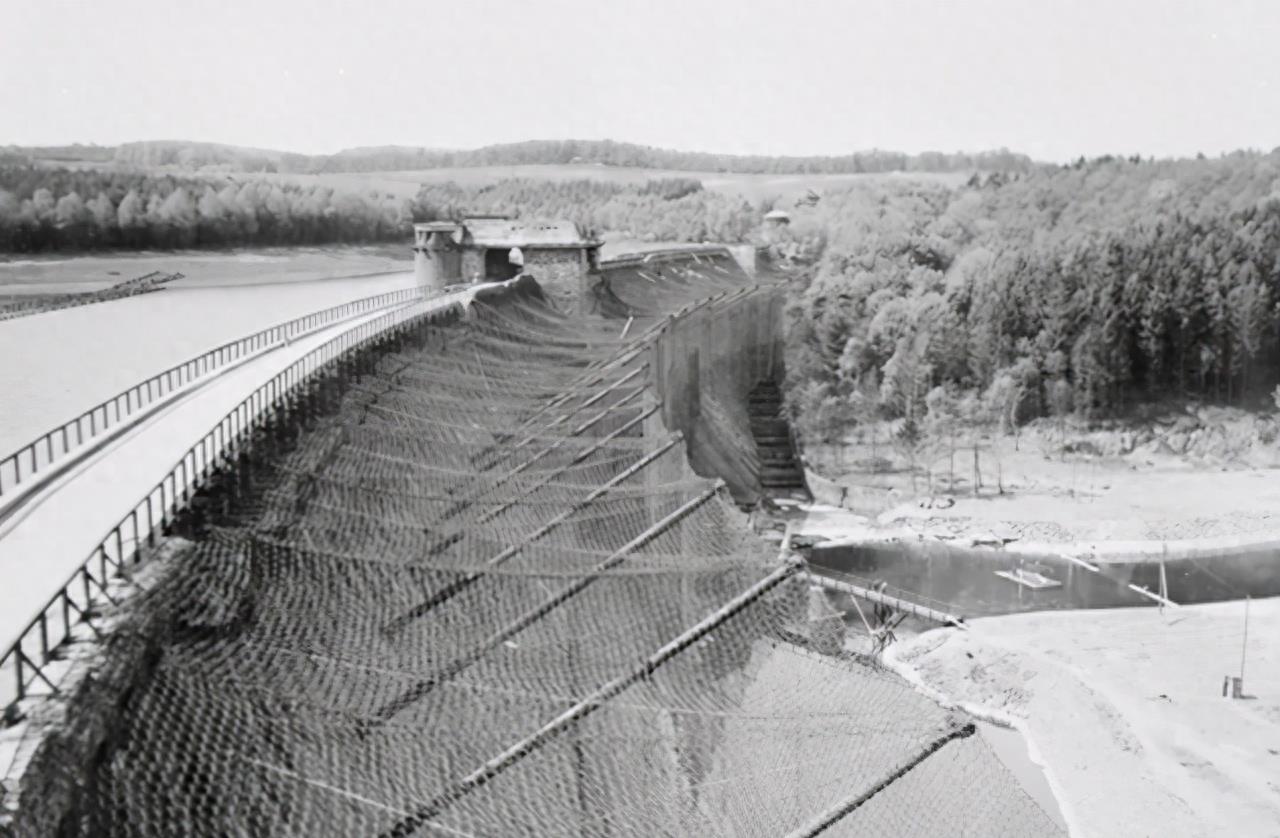 In 1943, 19 bomber death squads went straight to the German dam, and ...