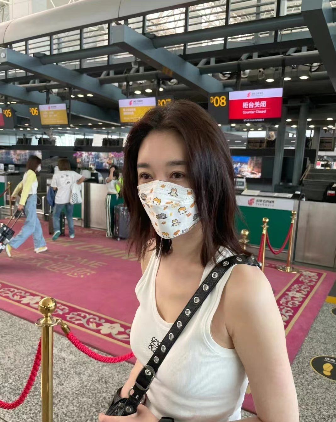 Li Xiaoran under the camera of passers-by, wearing a small vest and ...