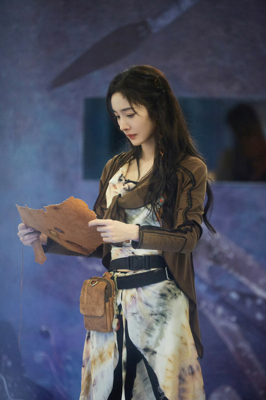 Yang Mi became popular with a new outfit called "sling skirt + leggings ...