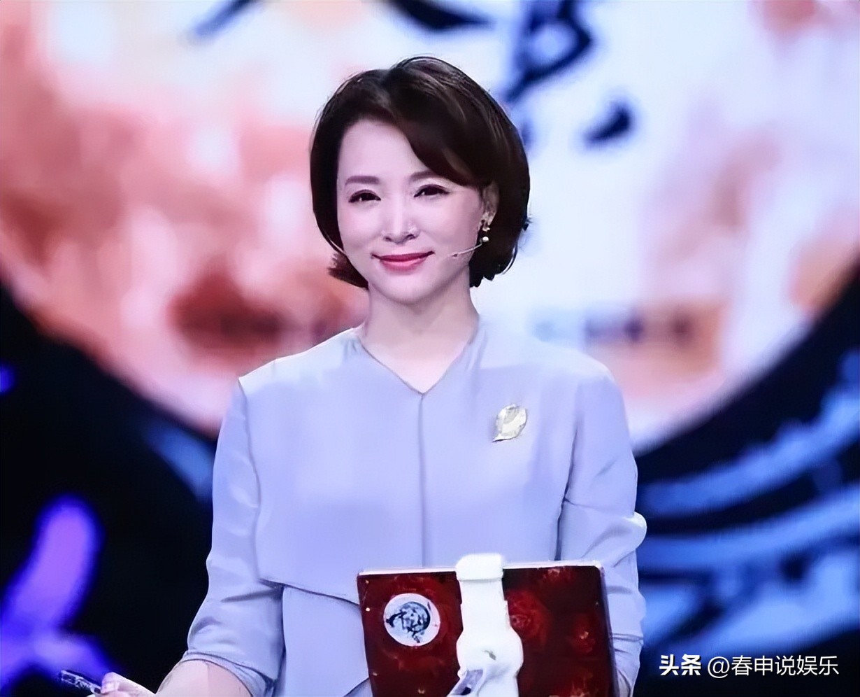 Dong Qing was photographed on the street with her white and tender arms ...