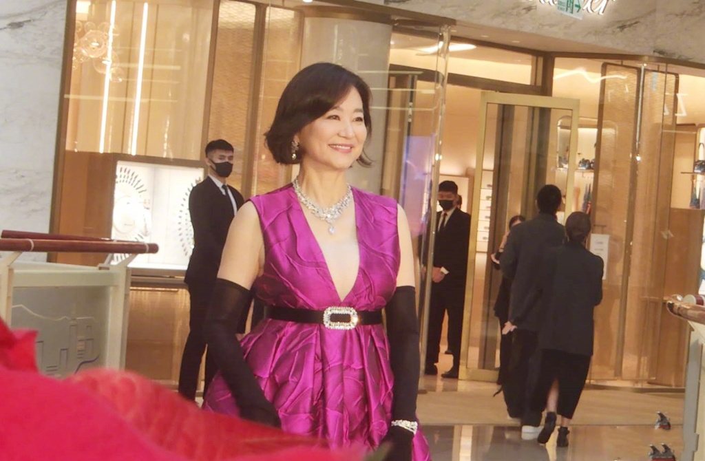 At the Cartier event, Brigitte Lin wore a red dress and jewelry all ...