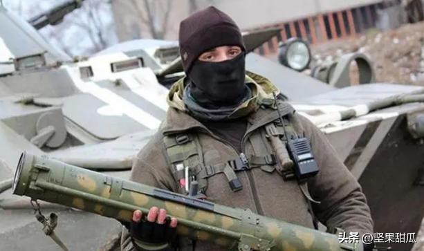 Attacking the Ukrainian army's field fortifications, Russian soldiers ...