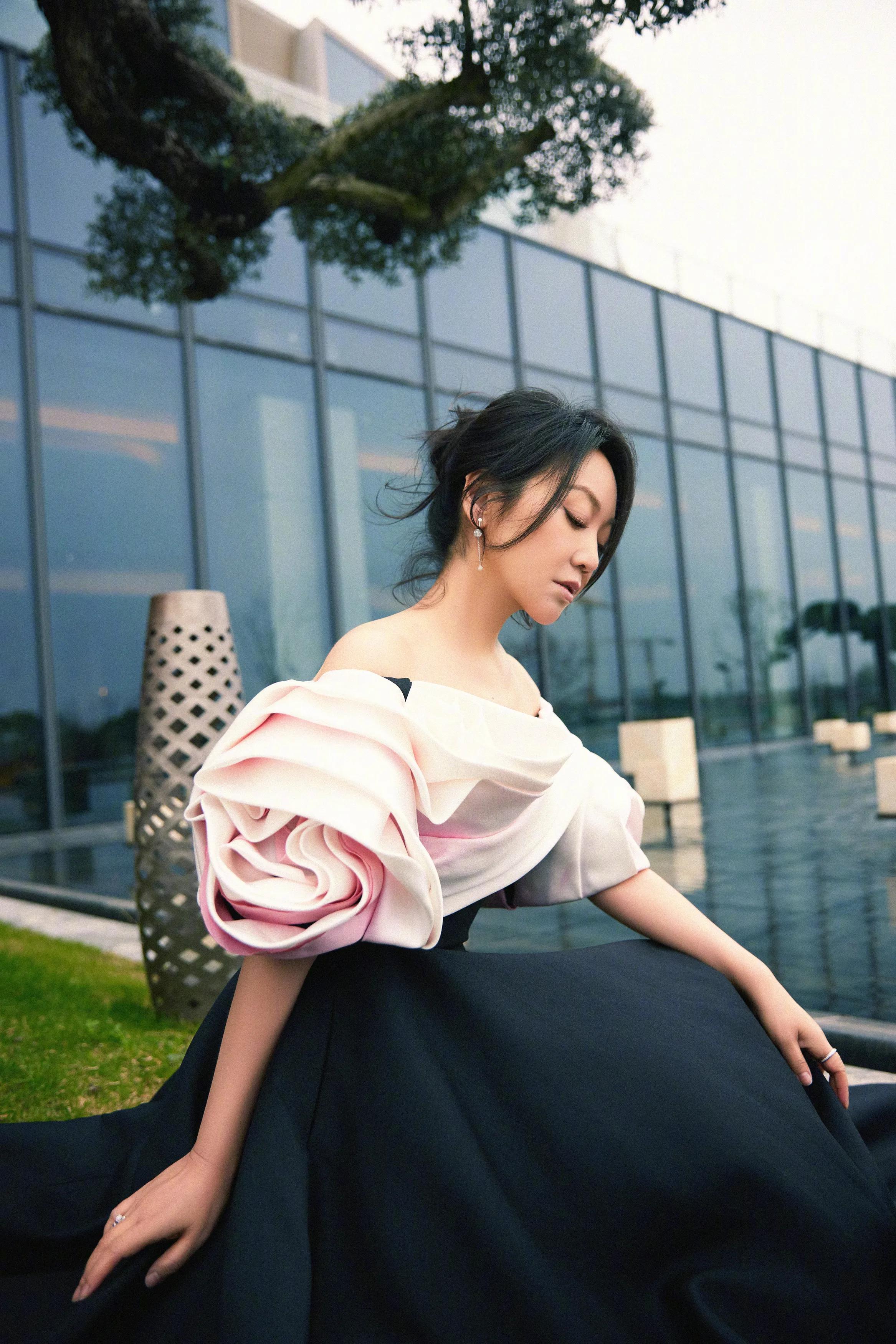 Yan Ni Qiangwei blooms so beautifully, and her sister is also blooming ...