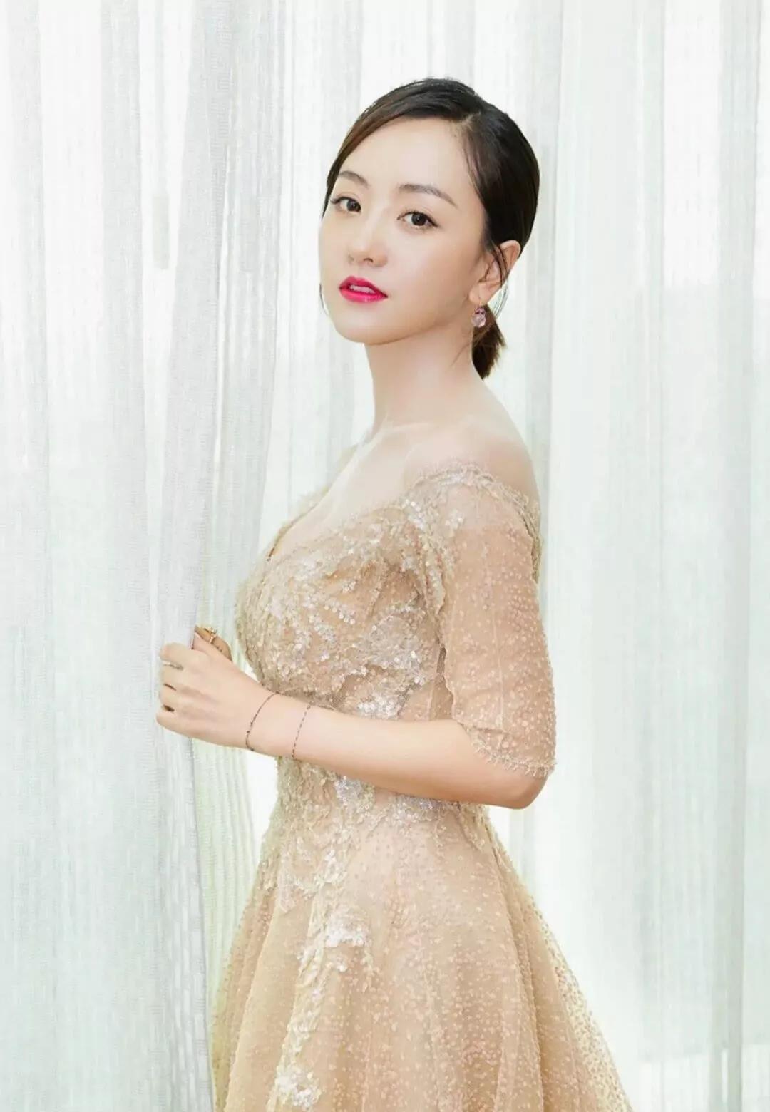 Beauty star Yang Rong - iNEWS