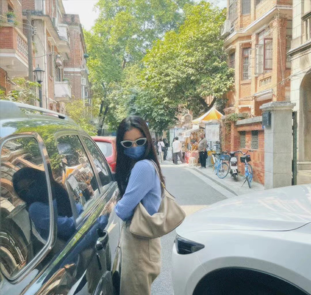 Zhang Jingyi takes photos of her life, wearing a blue knitted cardigan ...