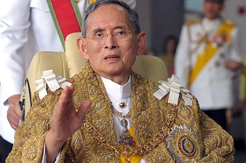 Of the 44 monarchies in the world, only 14 have kings who have real ...