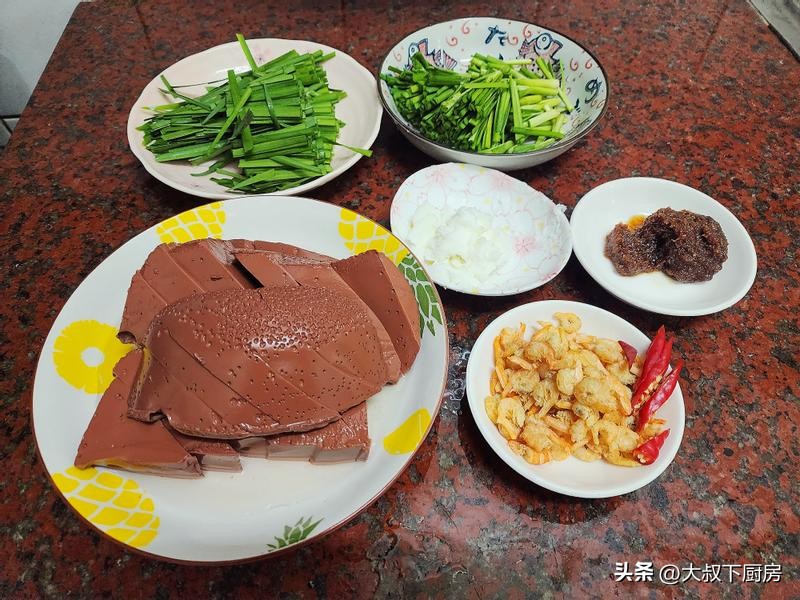 The easy-to-follow "Fried Duck Blood with Leek" is not only delicious ...