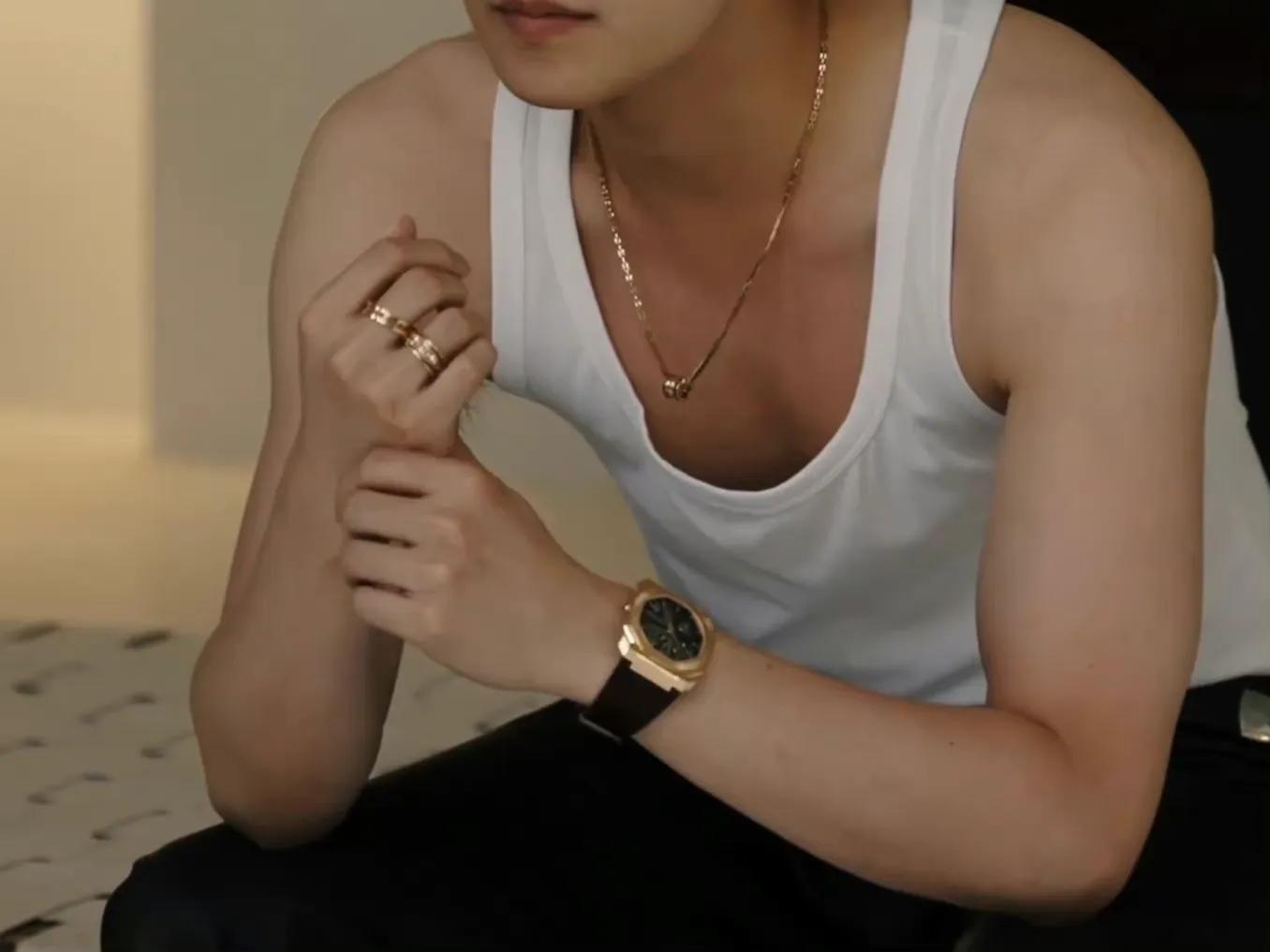 "Yang Yang's New Picture" shows the waistline!Shirtless and seductive ...