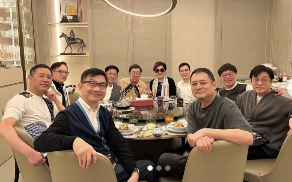All actors attended a private banquet, Tang Hede sat in a corner with ...