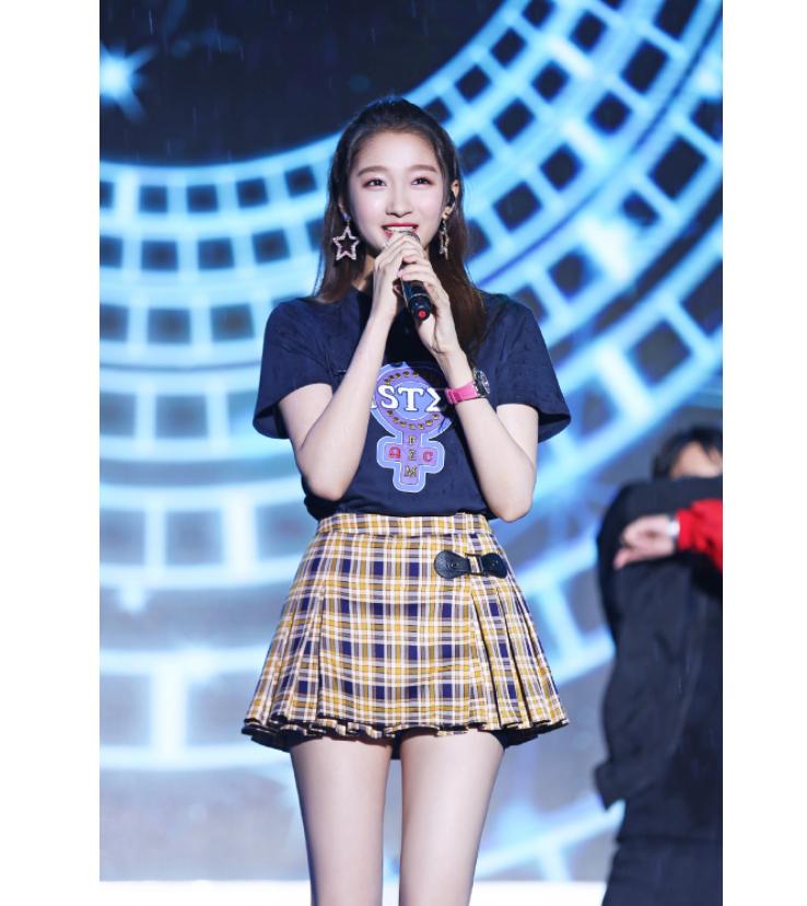 When 23-year-old Guan Xiaotong and 23-year-old Sun Qian stood together, I woke up like a dream ...