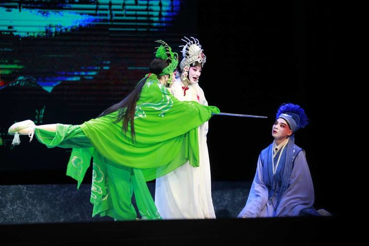 4 pairs of couplets that are full of admiration for watching operas. On ...