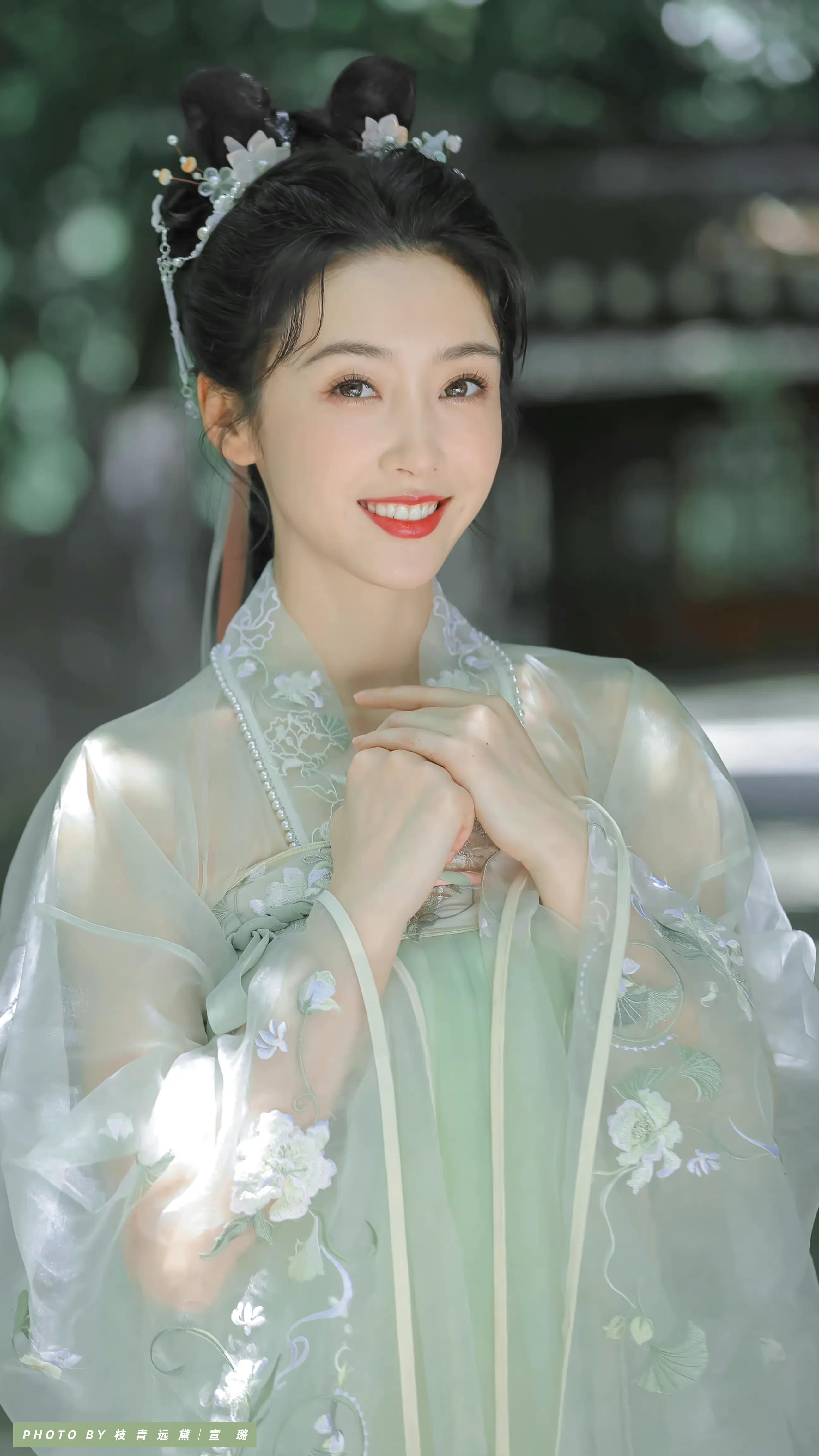 Xuan Lu's beautiful costume - iNEWS