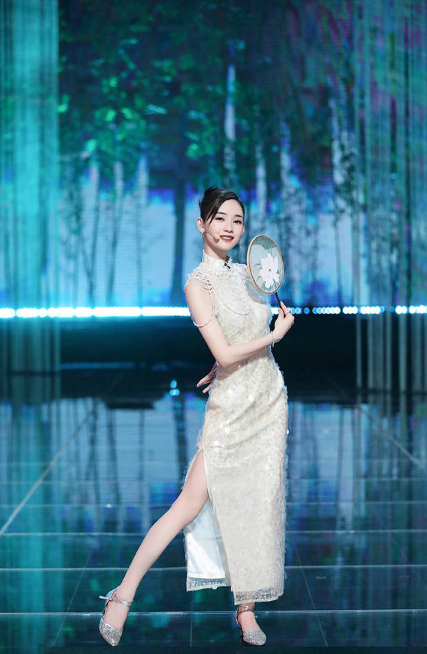 Liu Yase boldly changed her style! Challenge the cheongsam to be too ...