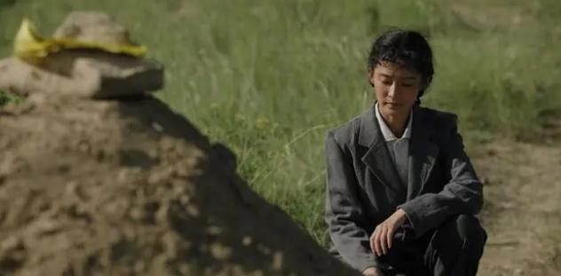 Passing blades to the audience on Ching Ming Festival, the biggest ...