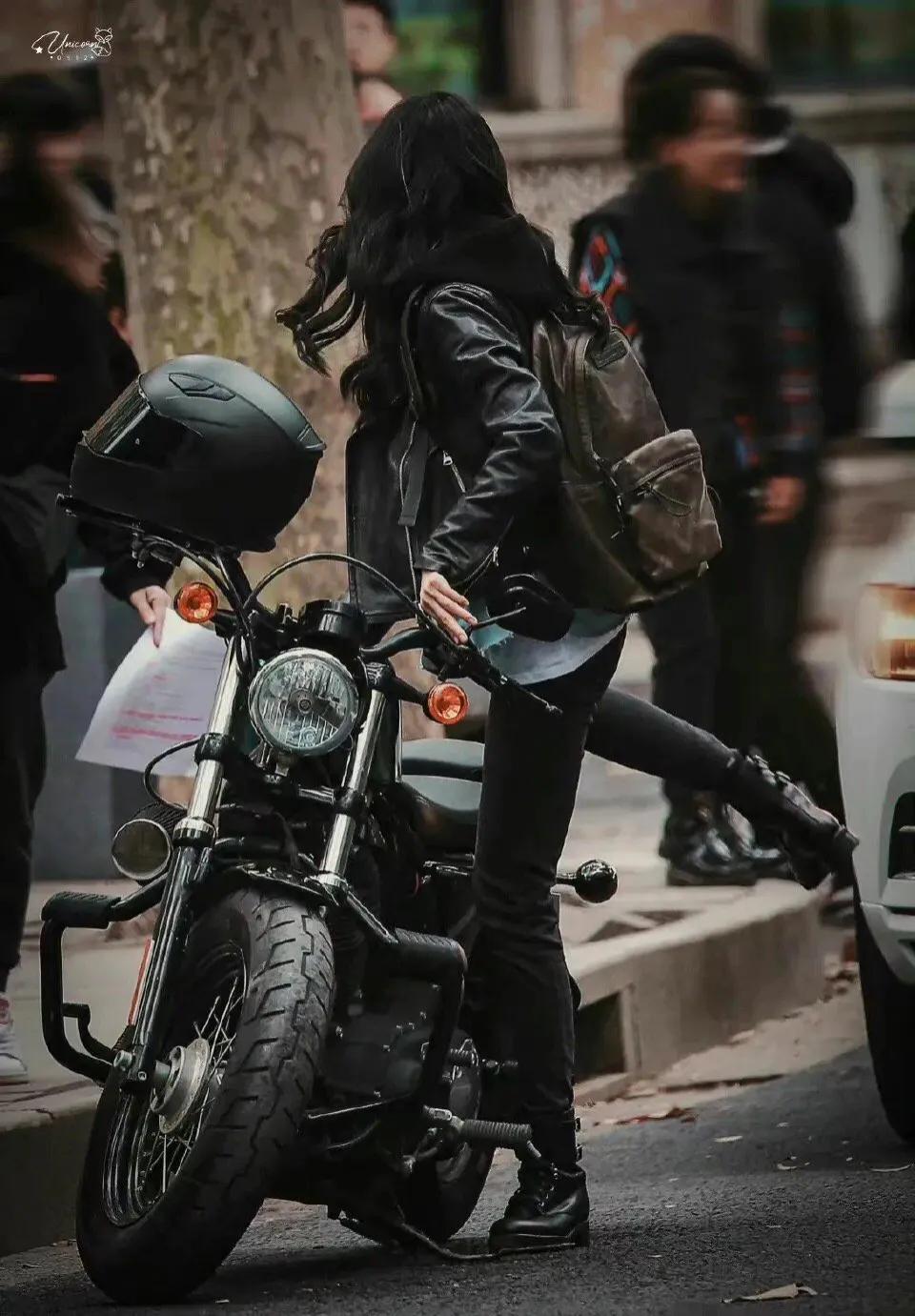 Yang Mi's temperament is on the hook, wearing a black leather jacket ...