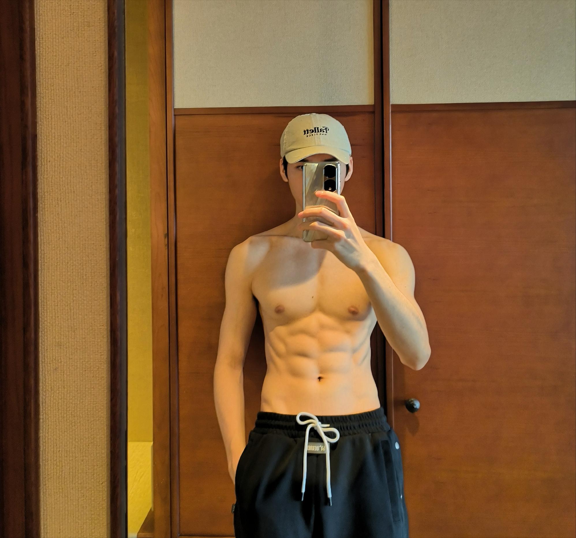 Gong Jun shows off his abdominal muscles again after a year, his "scale ...