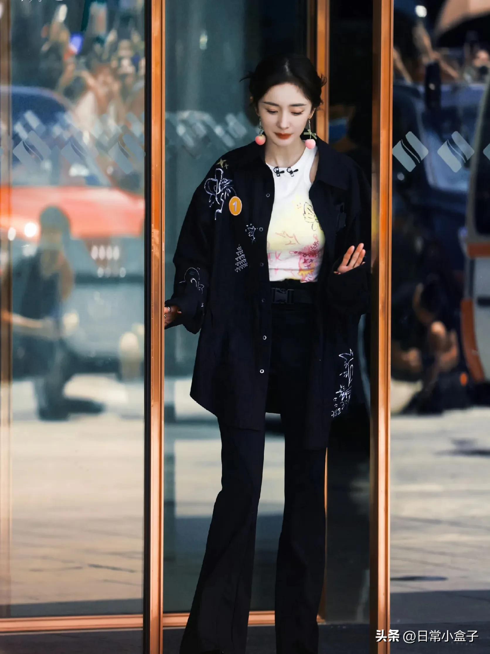 Yang Mi's clothes are engraved with Xiao Nuomi's name, it seems that ...