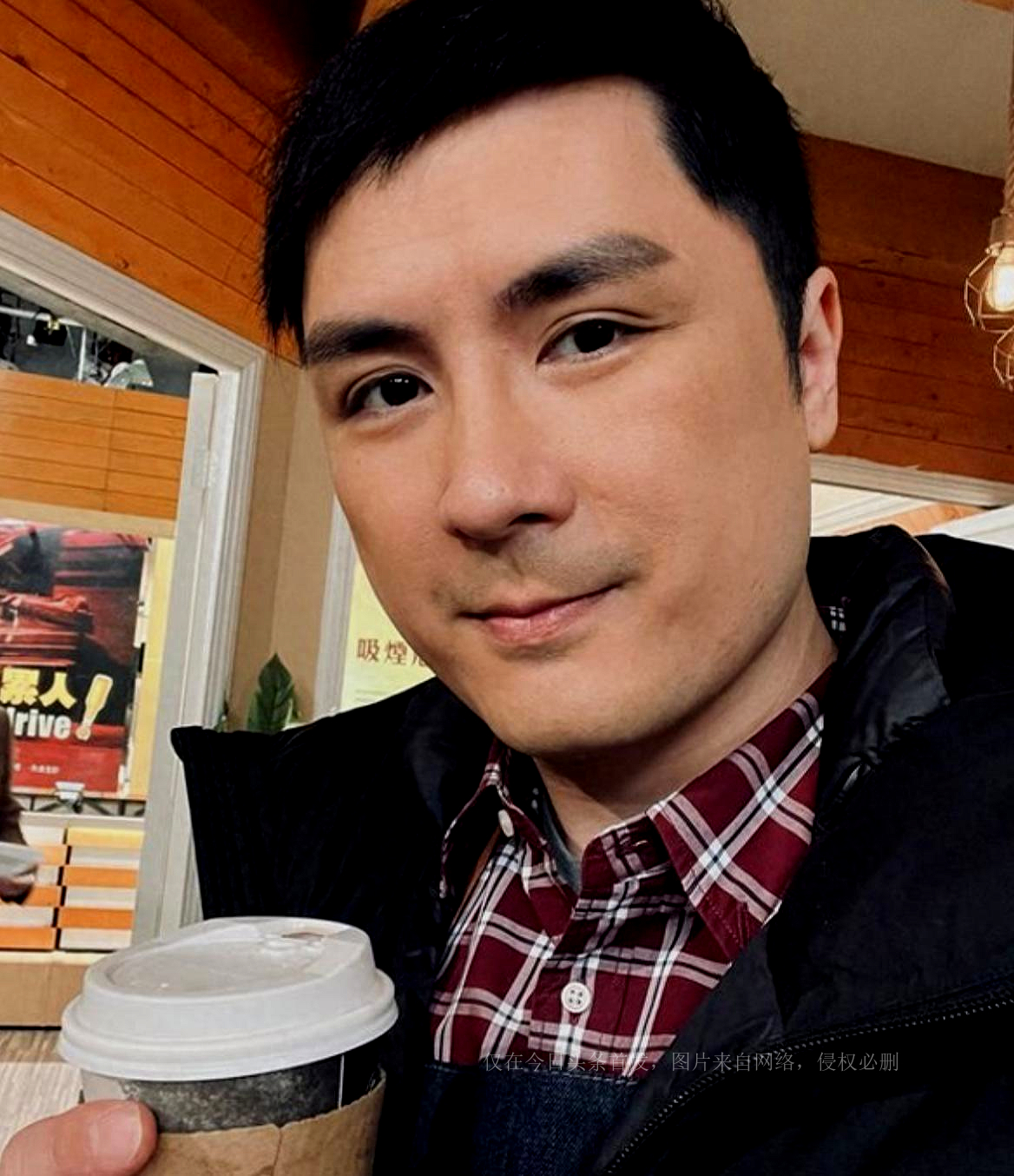 TVB Lu Ye took a photo with his old cousin. There are five second ...