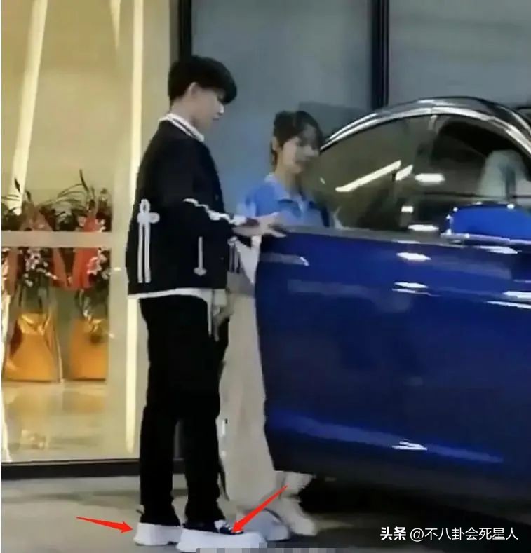 Huang Xiaoming steps on 7cm height-enhancing shoes, Yang Yang's body ...