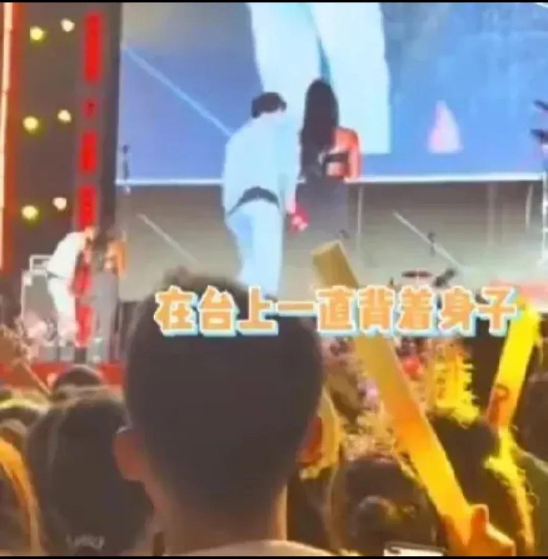 Jike Junyi is hugged by a male fan! Performance disrupted, facial ...