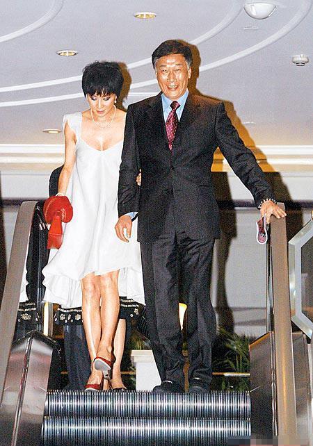 The exposure of Carina Lau's "indecent photos" triggered riots in the Hong Kong entertainment ...