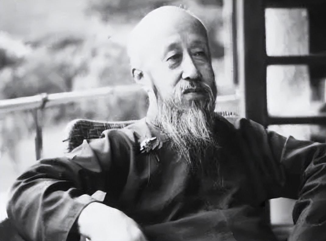 In 1936, Jiang Qing and Tang Na's wedding photo, looking at Jiang Qing ...