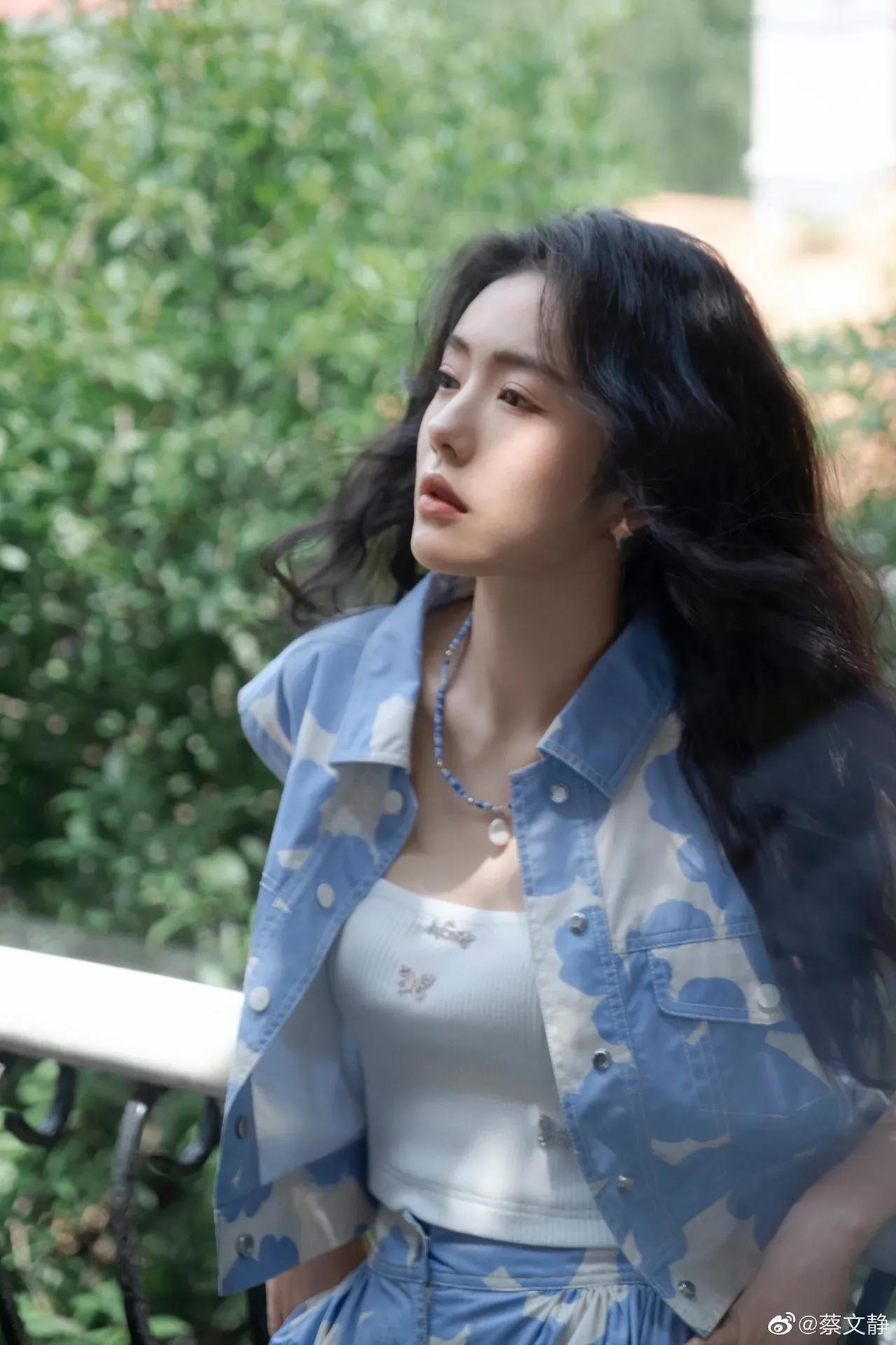 Cai Wenjing's lazy beauty - iNEWS