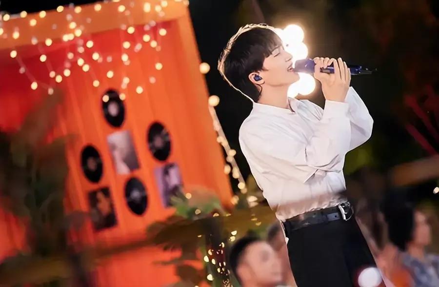 At the CCTV Summer Song Party, Li Yuchun and Zhang Jie brought ...