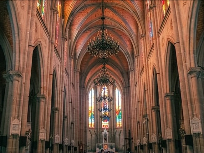 Exploring Symmetry Aesthetics in Western European Architecture: Why ...