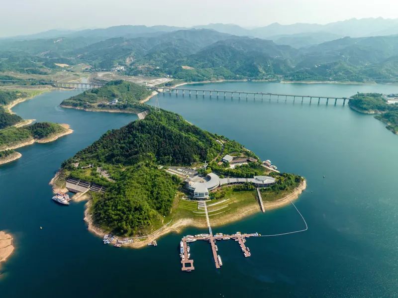Wudang Taiji Lake: the water and the sky are the same color, and the ...