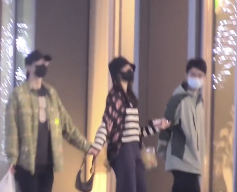 Xu Song and Feng Xi clasped their fingers tightly, Xu Song also helped ...