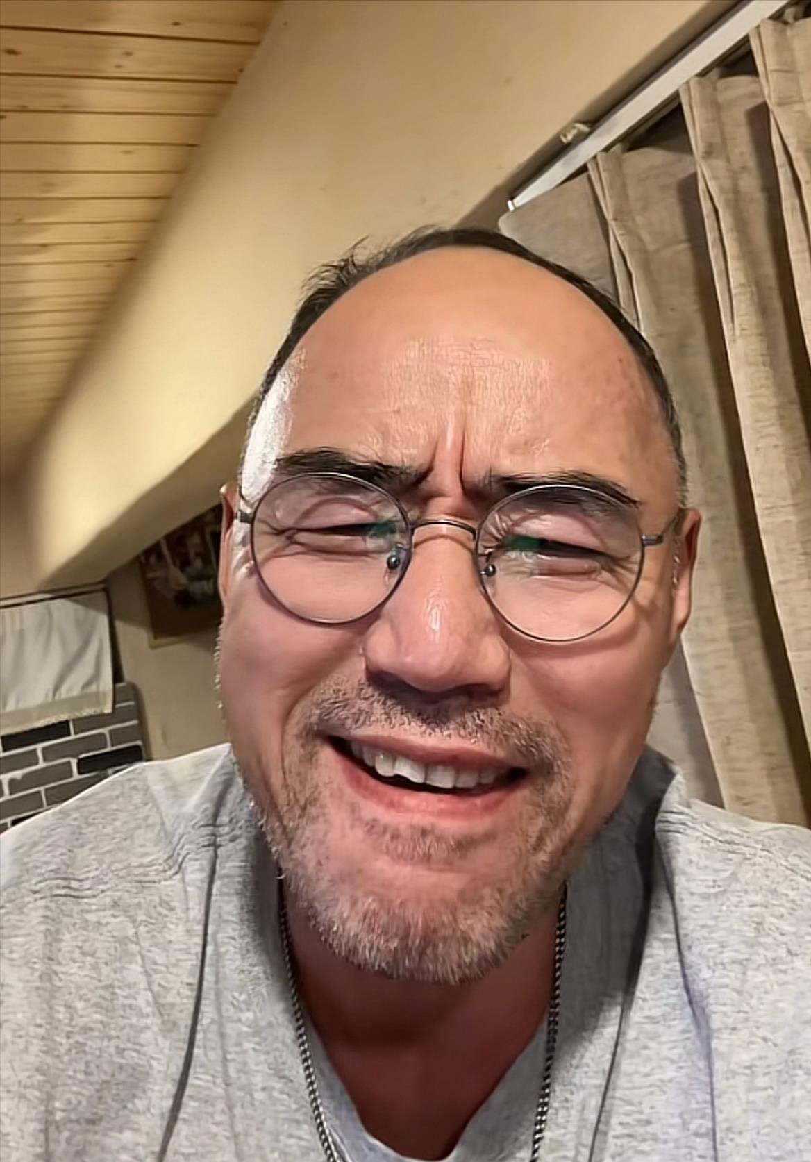 The masculine Wang Xu sang "Rakshasa Sea City" with an expression of ...