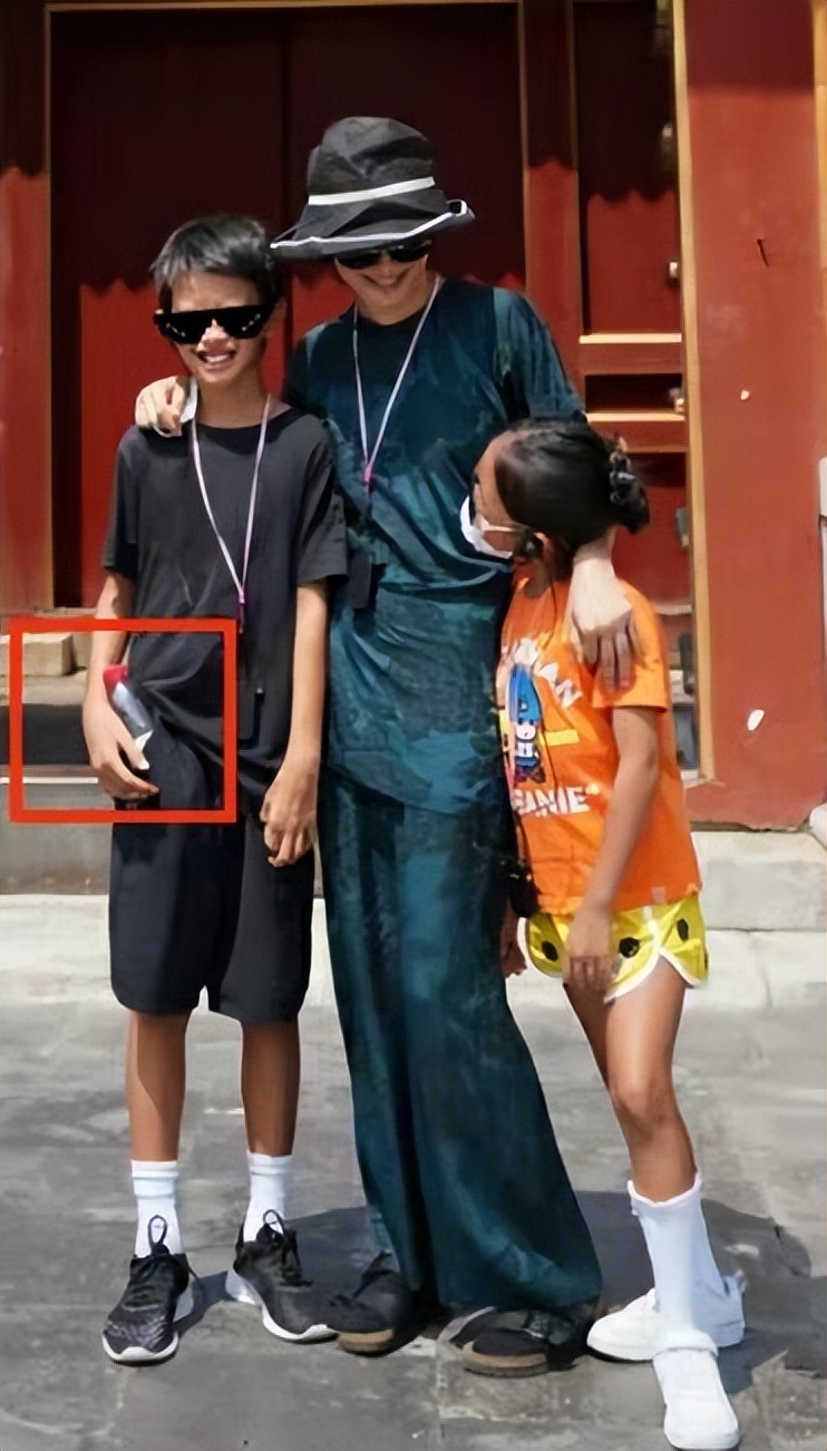 Sun Li takes her baby to the Forbidden City!The 10-year-old son is ...