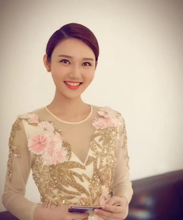 CCTV host Long Yang is beautiful - iNEWS