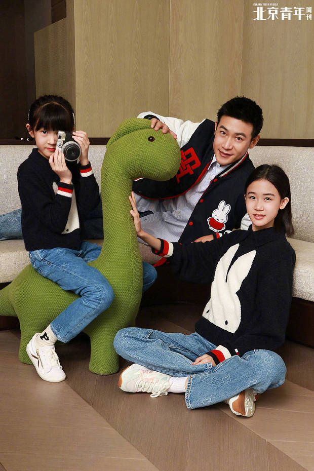 Lu Yi has deep eyes and is still handsome and stylish. His two ...