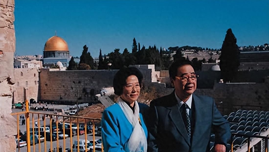 In 1984, a rare family portrait of Li Peng, in which his wife Zhu Lin ...