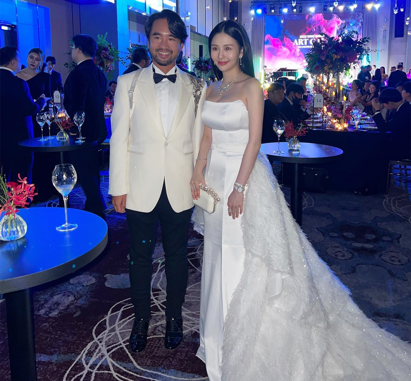 Qiu Shuzhen's daughter dressed up for the dinner, took a photo with the ...