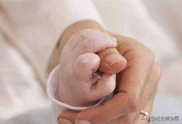 Why do babies always slap their mothers in the face? - iNEWS