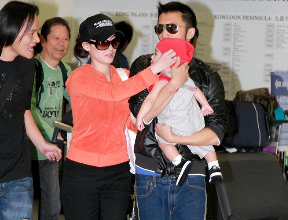 Hong Kong media revealed that Cecilia Cheung and Sun Donghai obtained ...