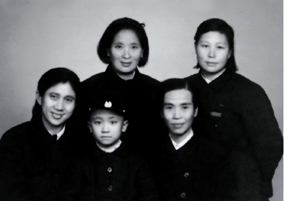 When He Zizhen returned to China in 1947, Li Fuchun asked her what she ...