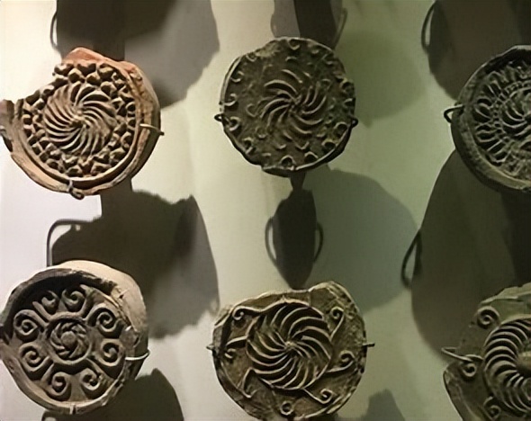 What are the characteristics of the decorative patterns on the bronze ...