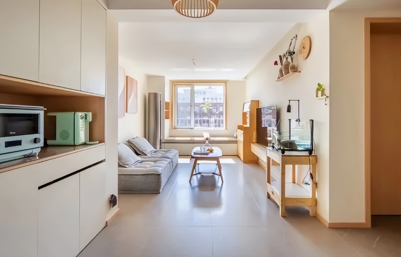 The clever collocation of colors makes the home diverse and ...