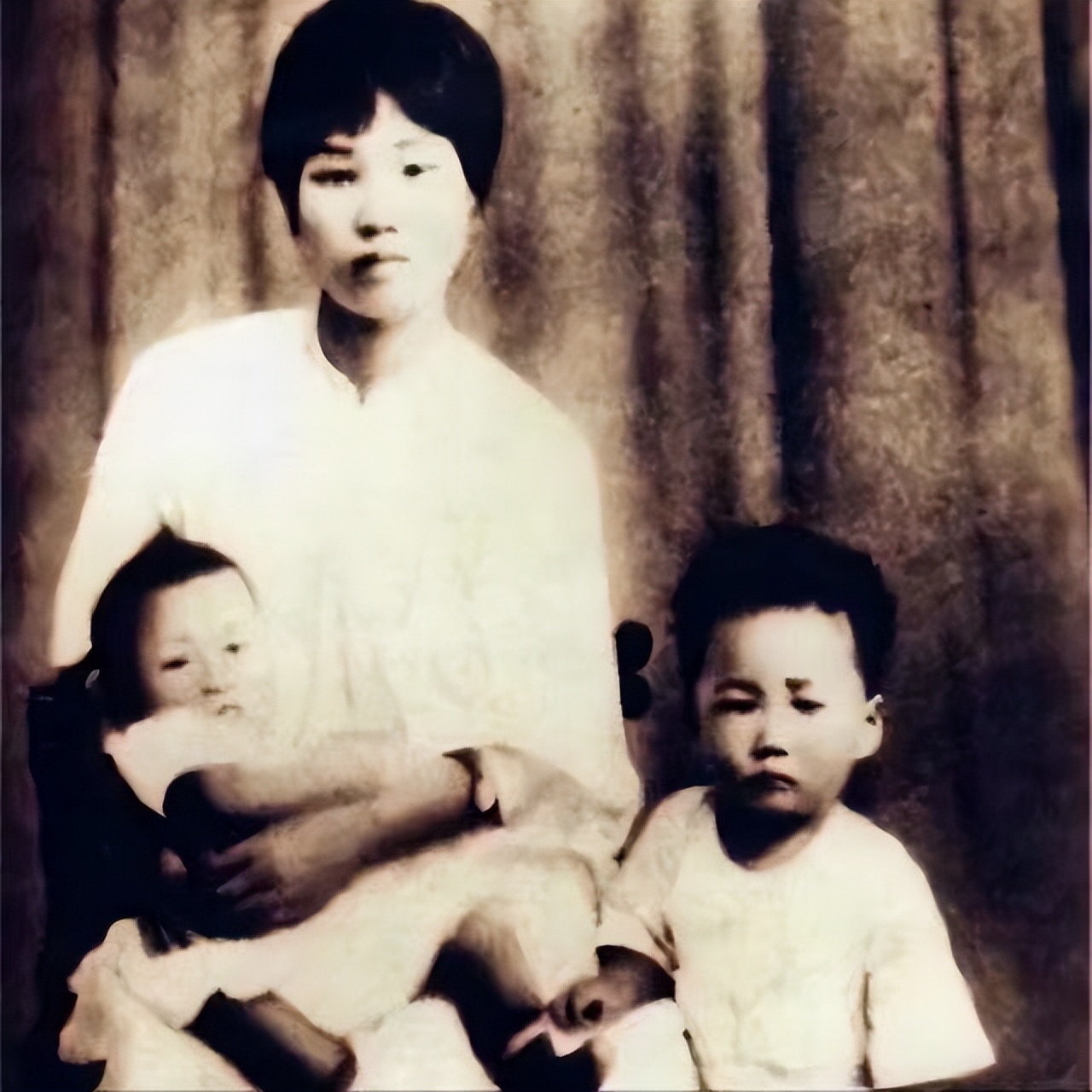 In 1962, when Mao Anqing returned to his hometown to worship his mother ...