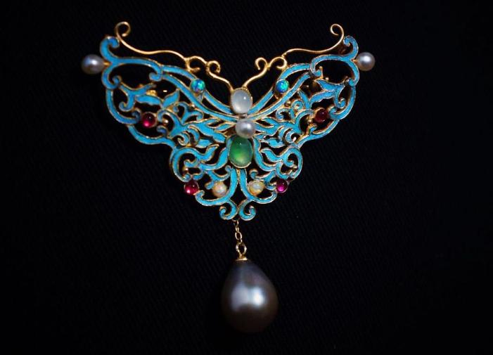 What is the application of the bird with ribbon element in the Tang ...