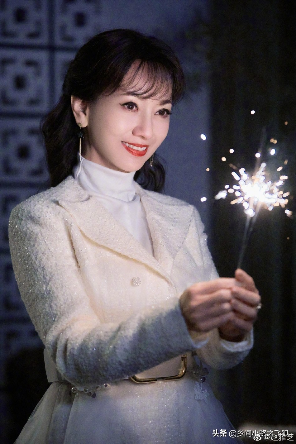 68-year-old Zhao Yazhi's retro-style photo released holding fireworks ...
