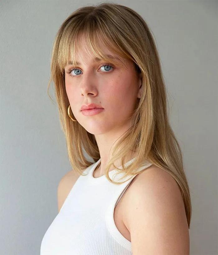 Leah Isadora has a boyfriend and poses with him for the first time in a ...