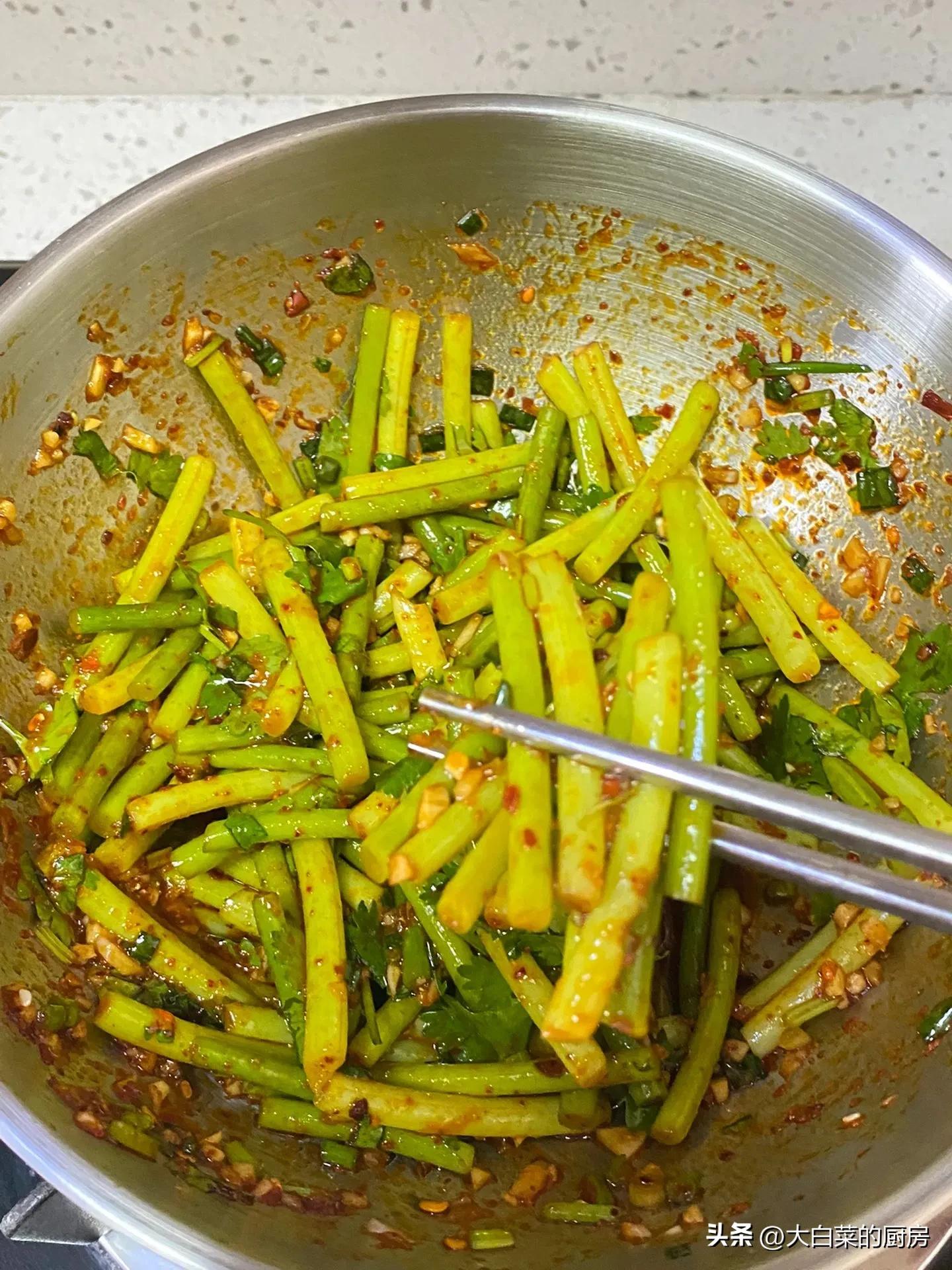 Cold garlic moss is the best way to eat garlic moss in my opinion. It's ...