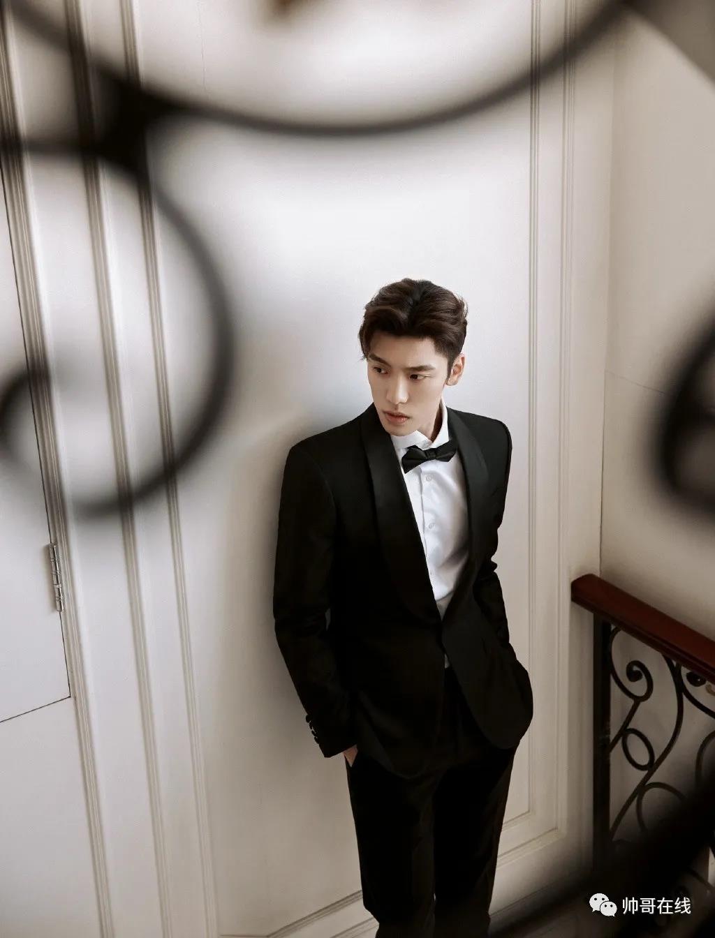 186 The long-legged and thin-muscle actor shows off his muscles for the ...